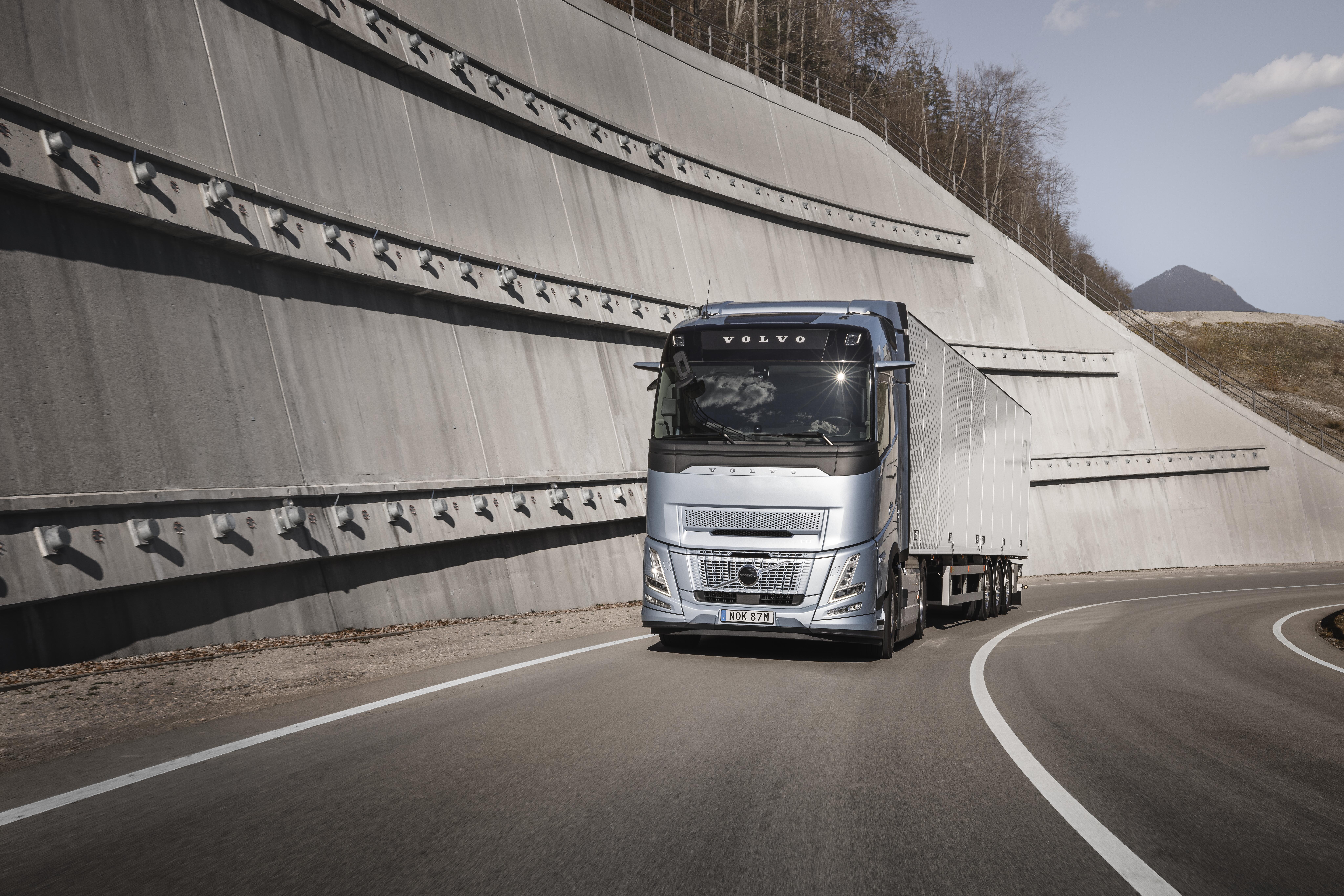 Volvo Trucks launches world-first stop/start engine technology to save ...