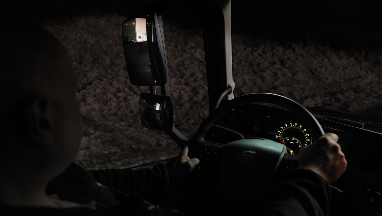Easier, safer night driving | Volvo Trucks Magazine